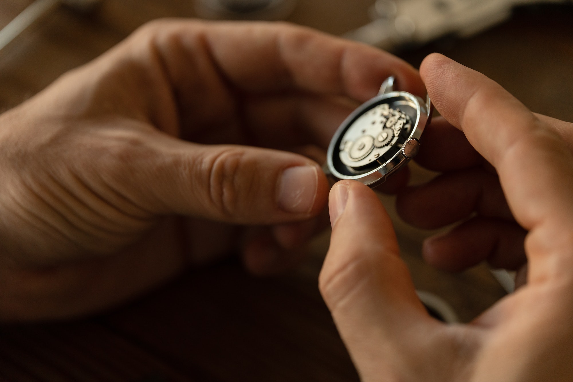 Quel rôle joue l'artisan horloger dans la préservation des savoir-faire